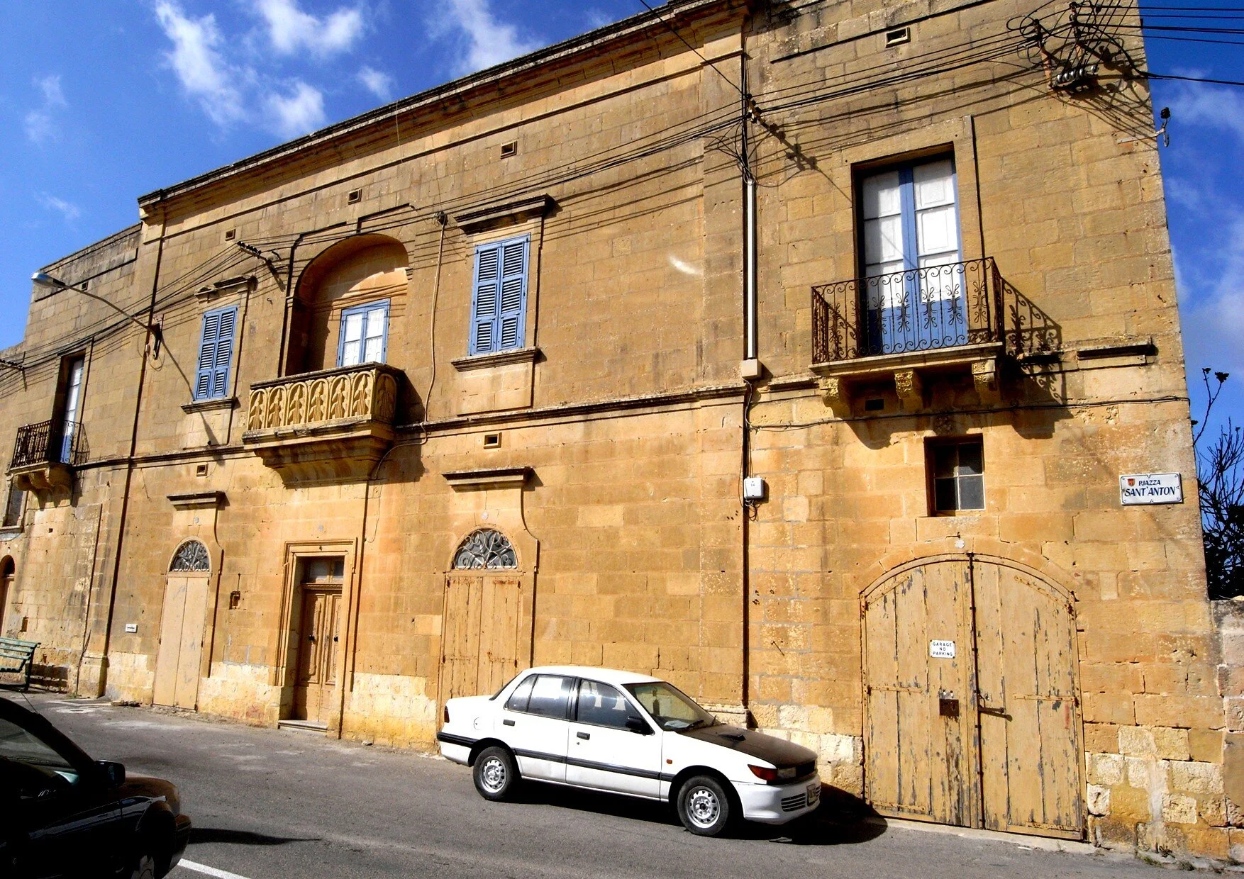Xaghra: Pjazza San Anton — Buildings of Malta