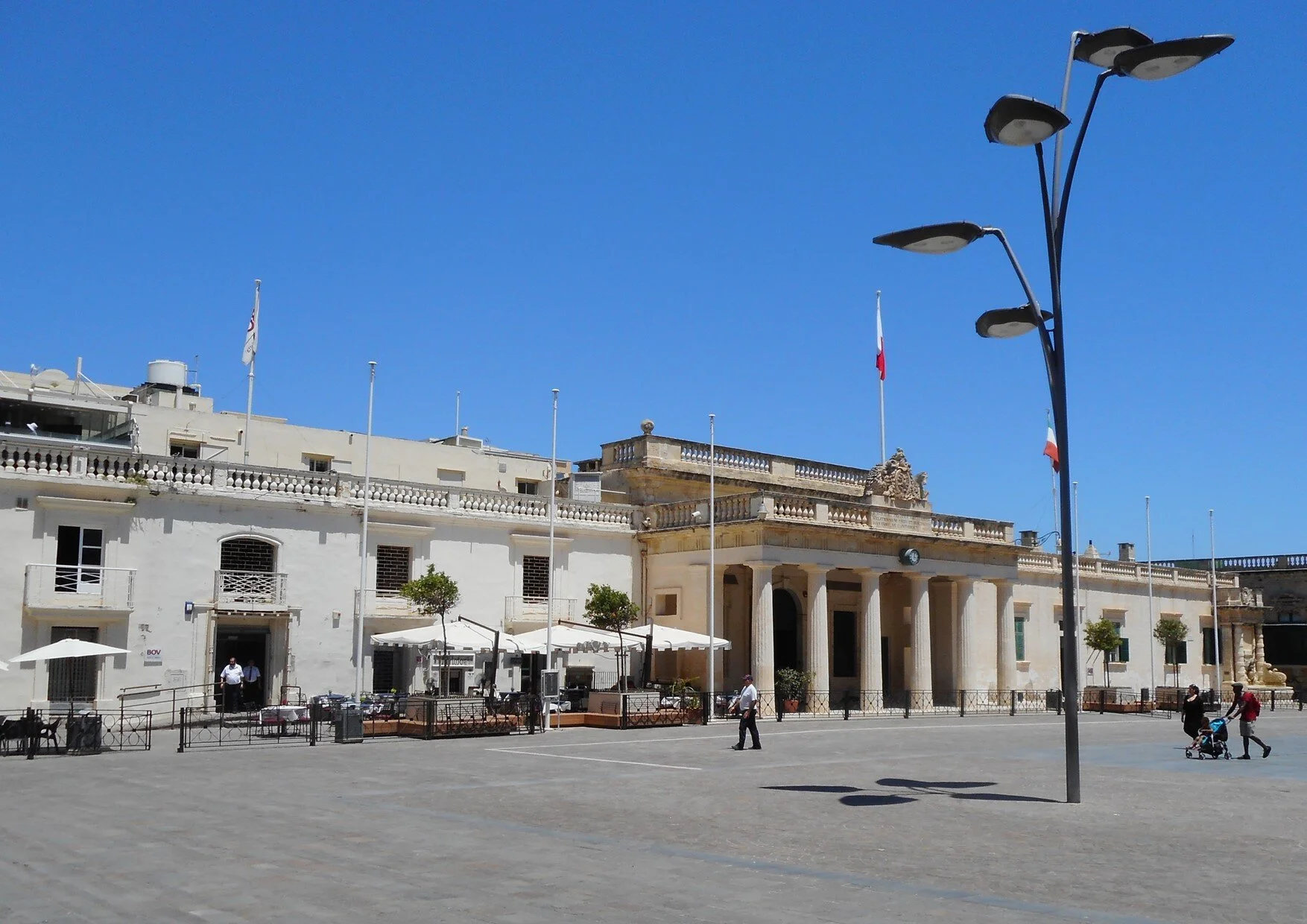 Valletta: Misrah San Gorg — Buildings of Malta