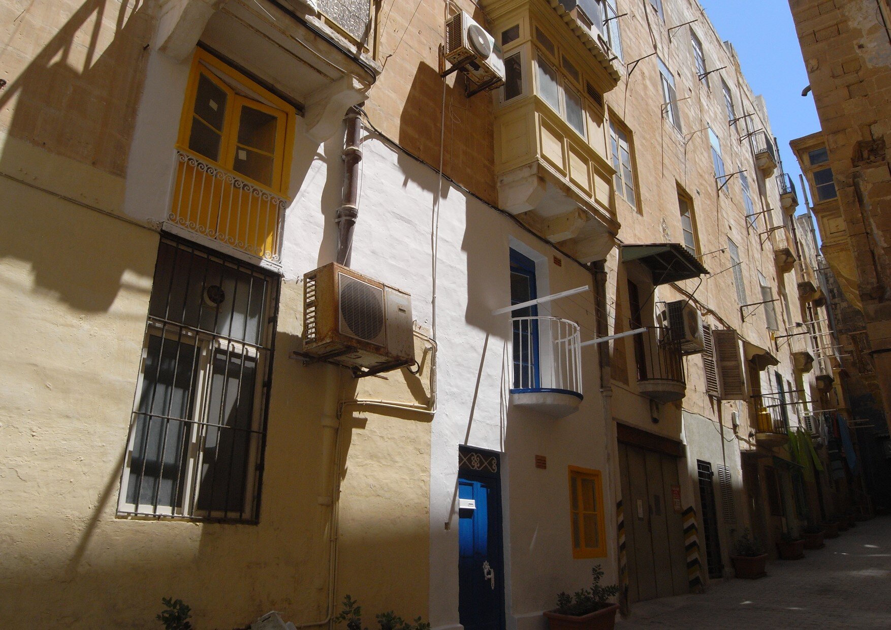 Valletta: Sqaq Toni Bajada — Buildings of Malta