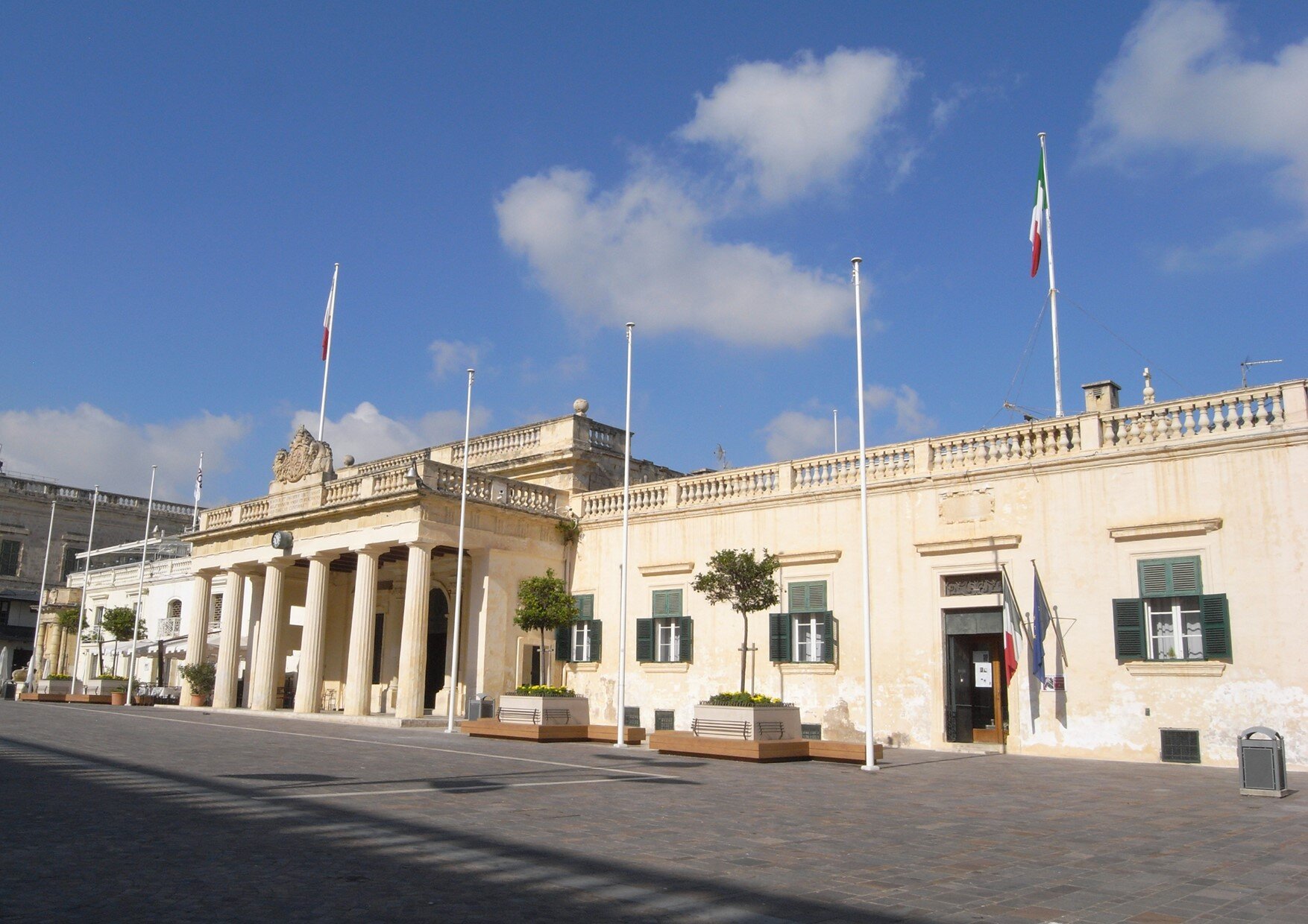 Valletta: Misrah San Gorg — Buildings of Malta