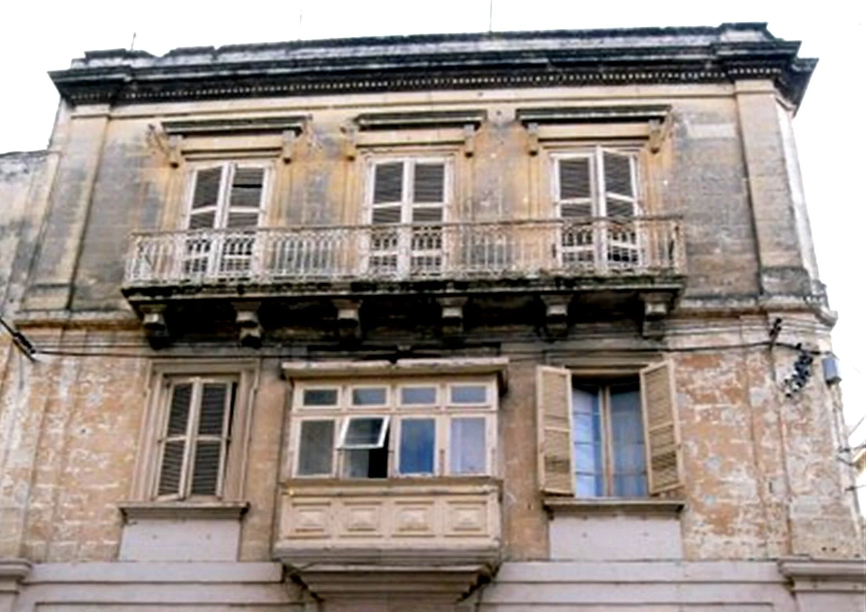 Cospicua: Triq Erin Serracino Inglott — Buildings of Malta