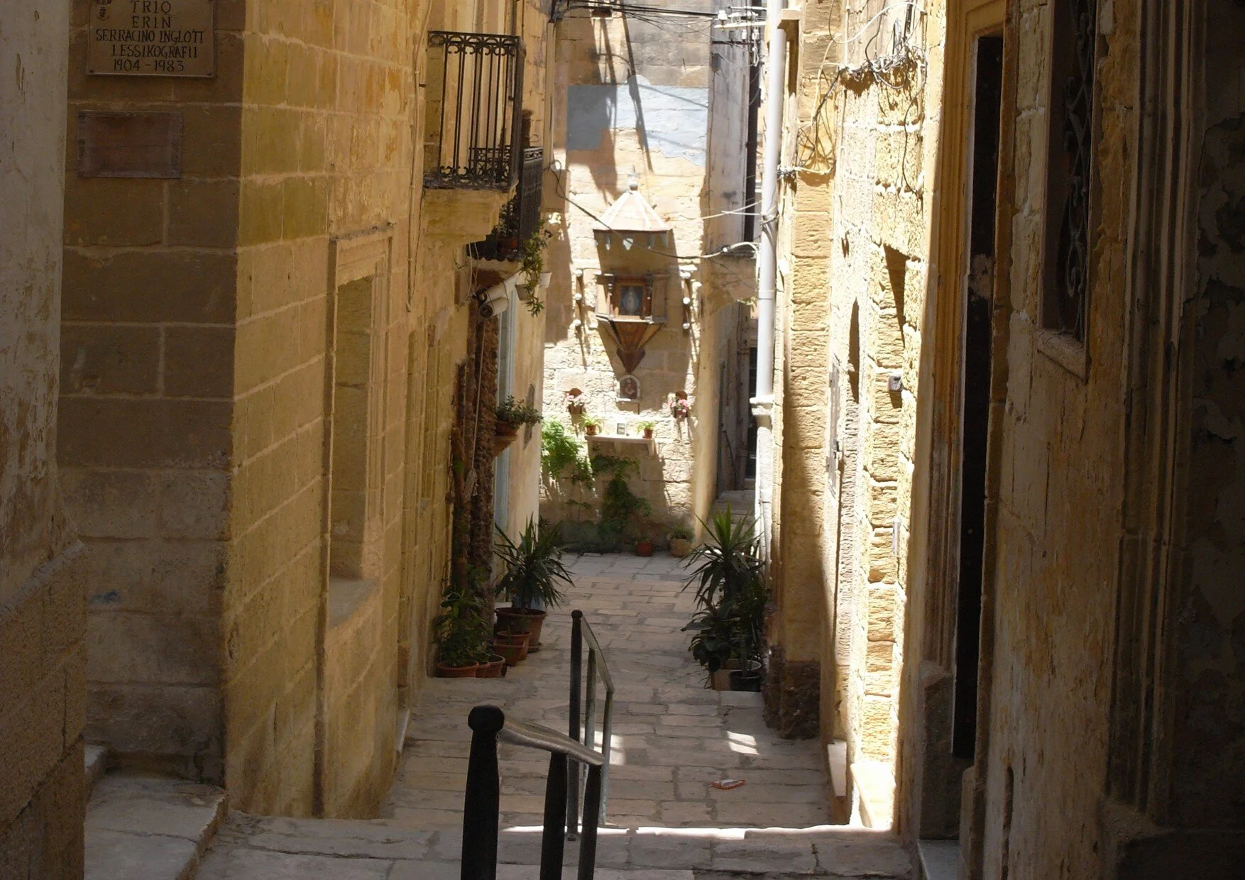 Cospicua: Triq Erin Serracino Inglott — Buildings of Malta