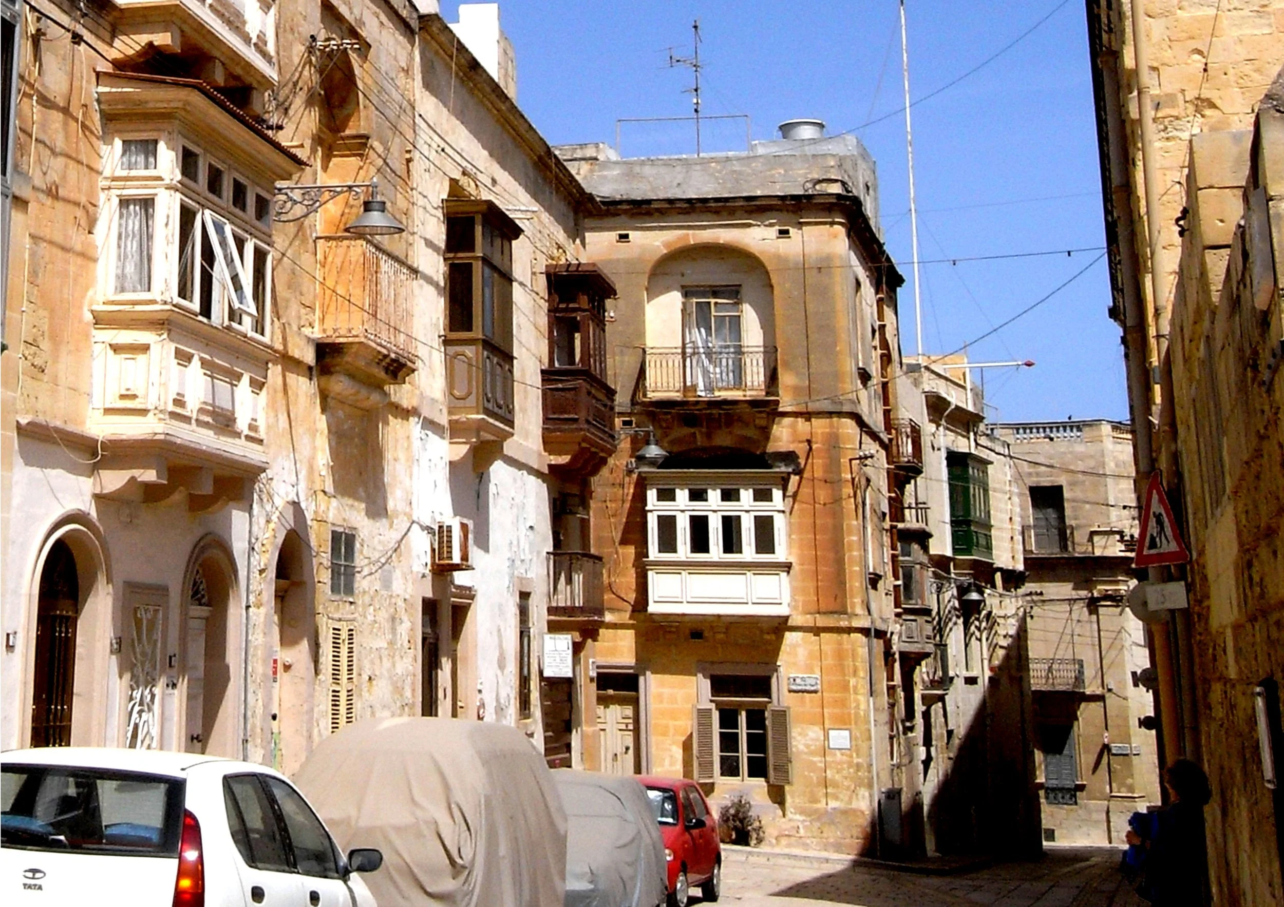Vittoriosa: Triq L-Arcisqof M Gonzi — Buildings of Malta