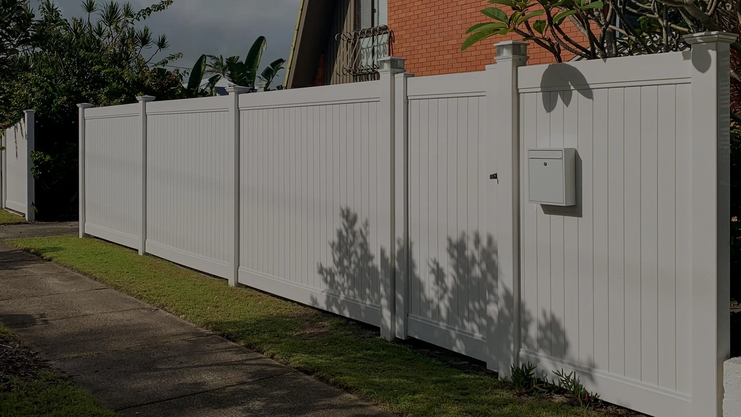 Hamptons fencing — Glass Outlet