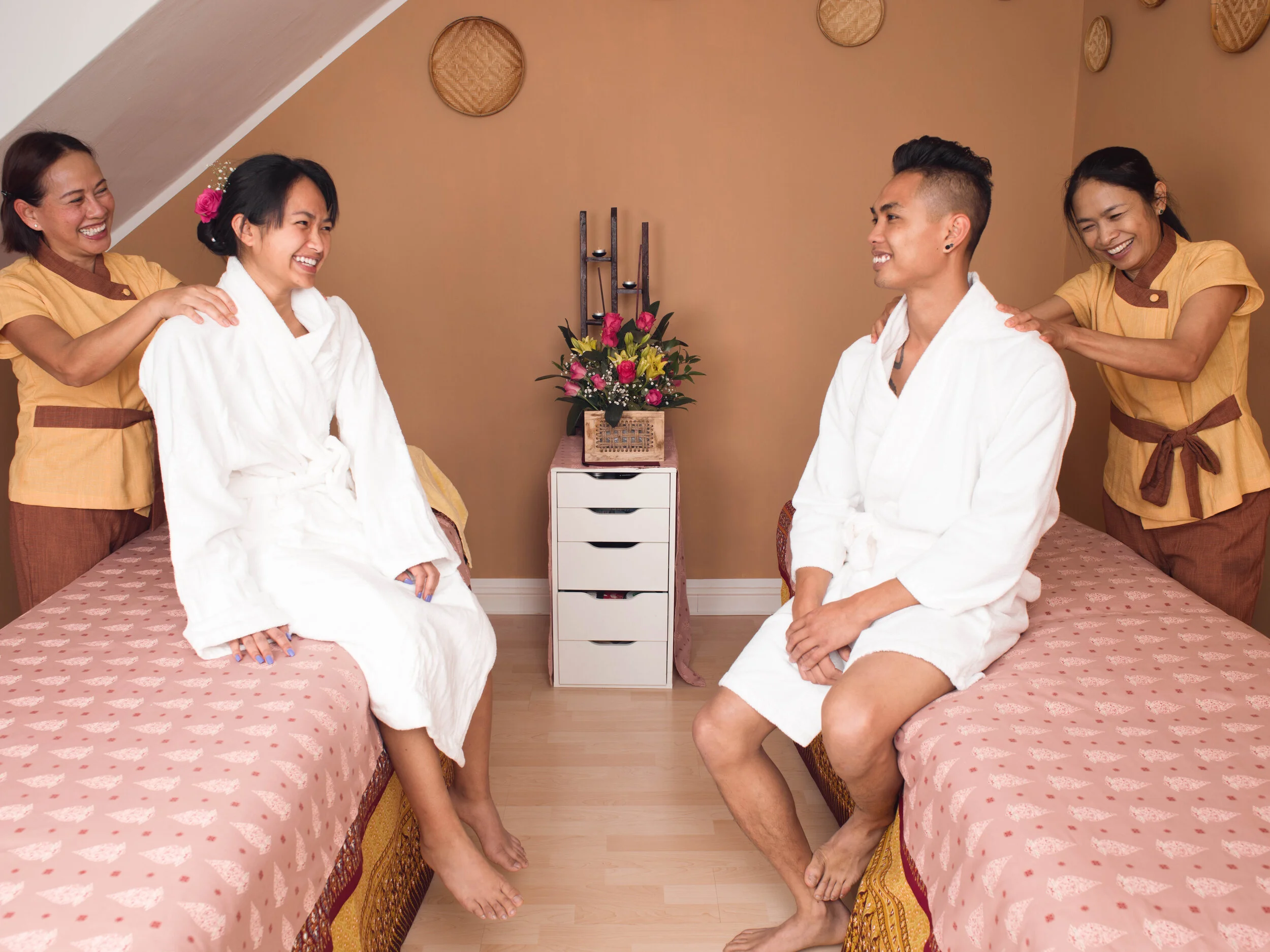 Original thailändische Masseurinnen im Team — Asian Wellness