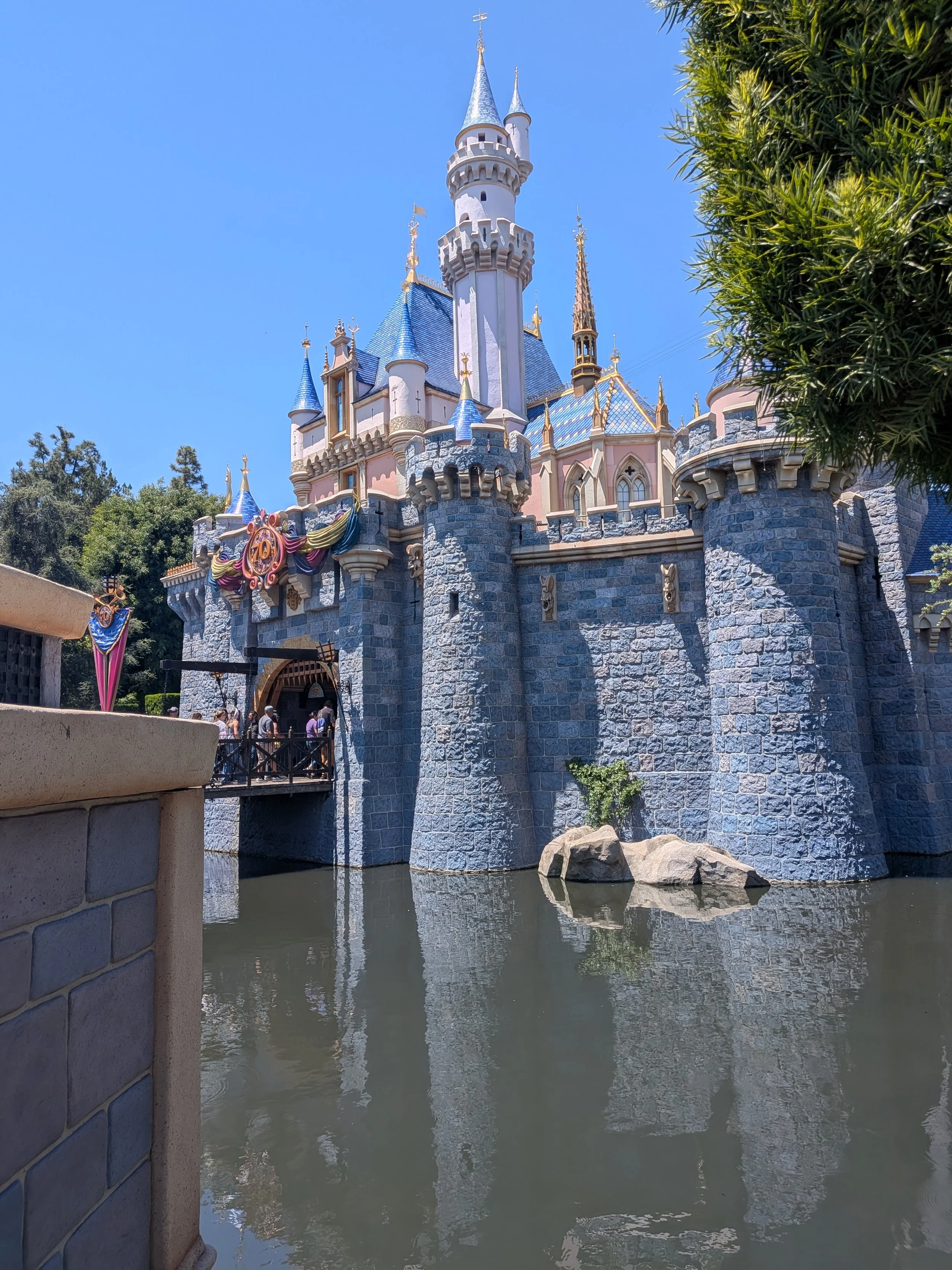 Off Property Hotels Near Disneyland: Why It Is Worth It and Where to ...