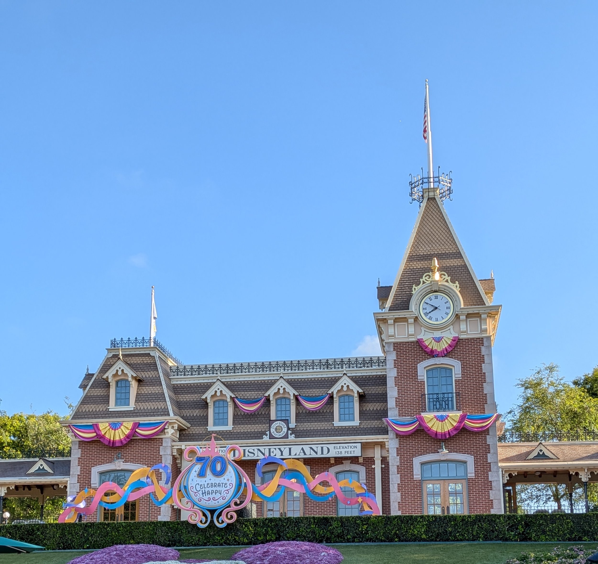 Off Property Hotels Near Disneyland: Why It Is Worth It and Where to ...