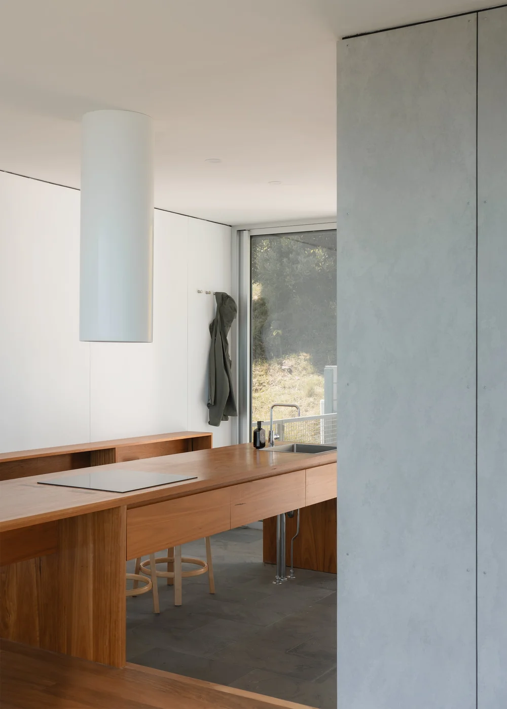 Small Coastal Family Retreat – Olive Street Cabin by MGAO — Simple Dwelling