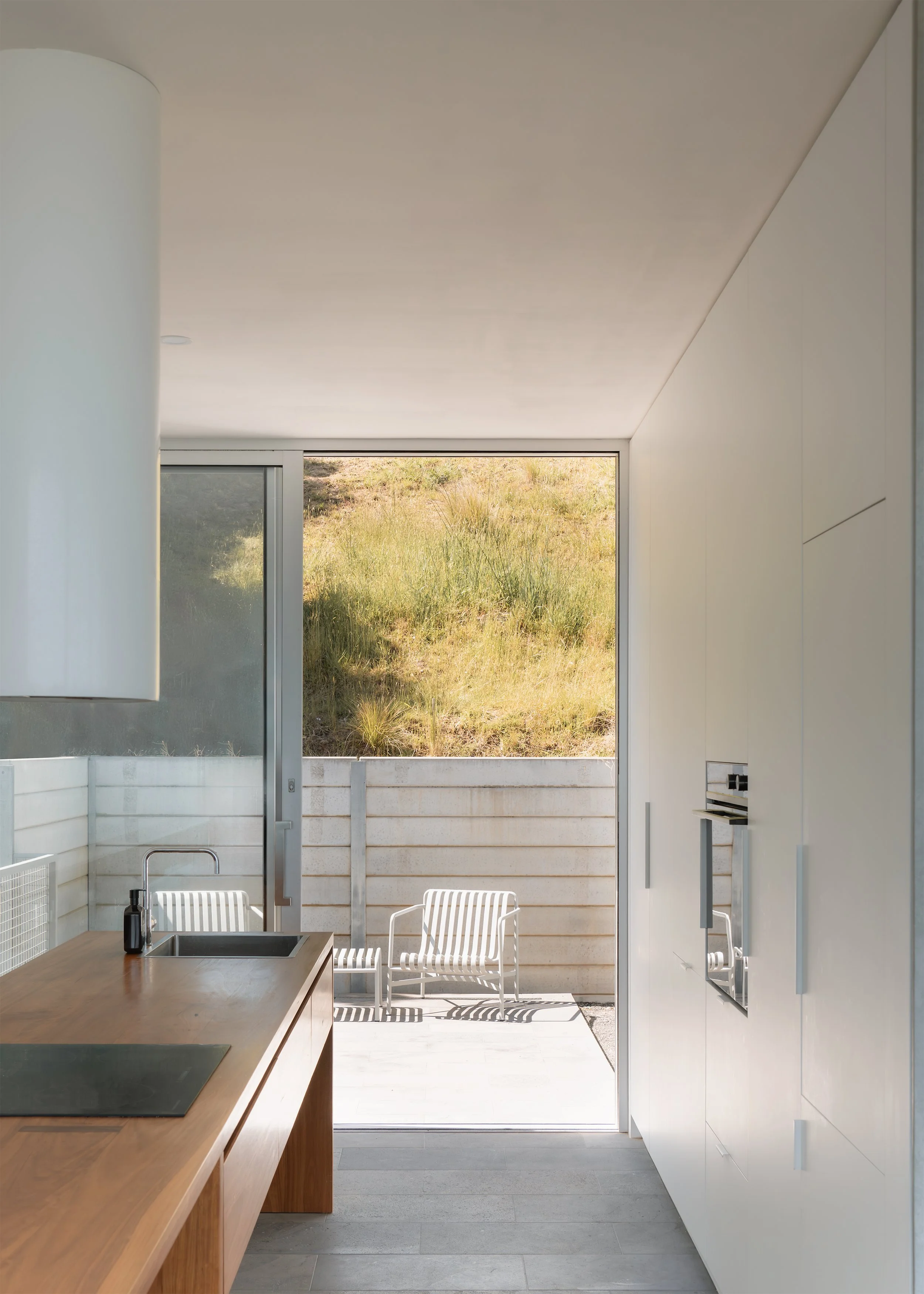 Small Coastal Family Retreat – Olive Street Cabin by MGAO — Simple Dwelling