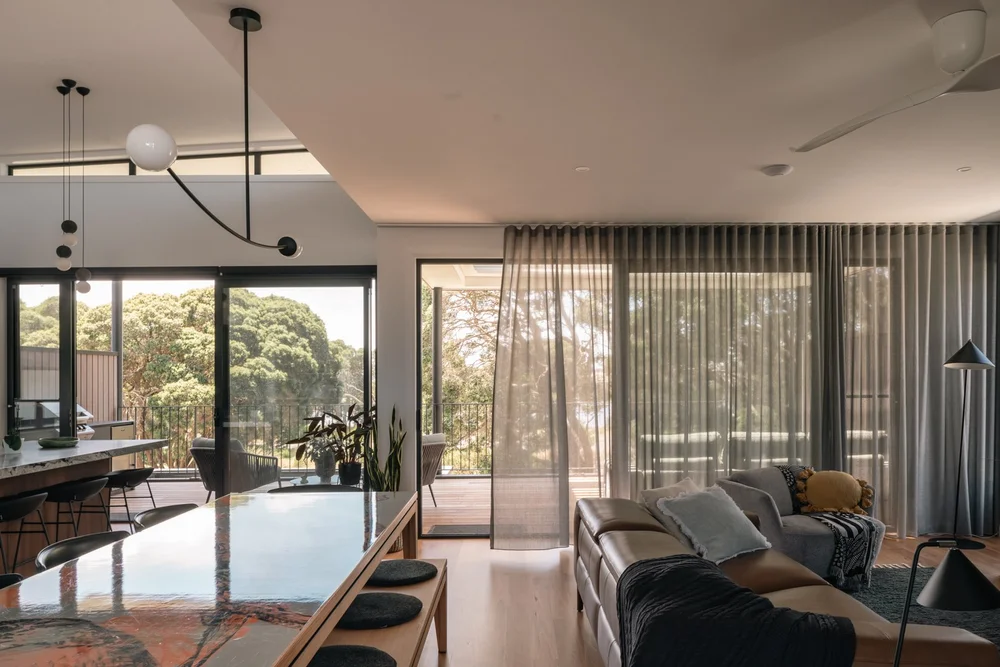 How This Biophilic Home Connects with the Treetops Seamlessly — Simple ...