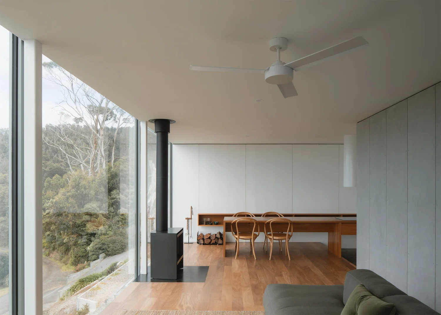 Small Coastal Family Retreat – Olive Street Cabin by MGAO — Simple Dwelling