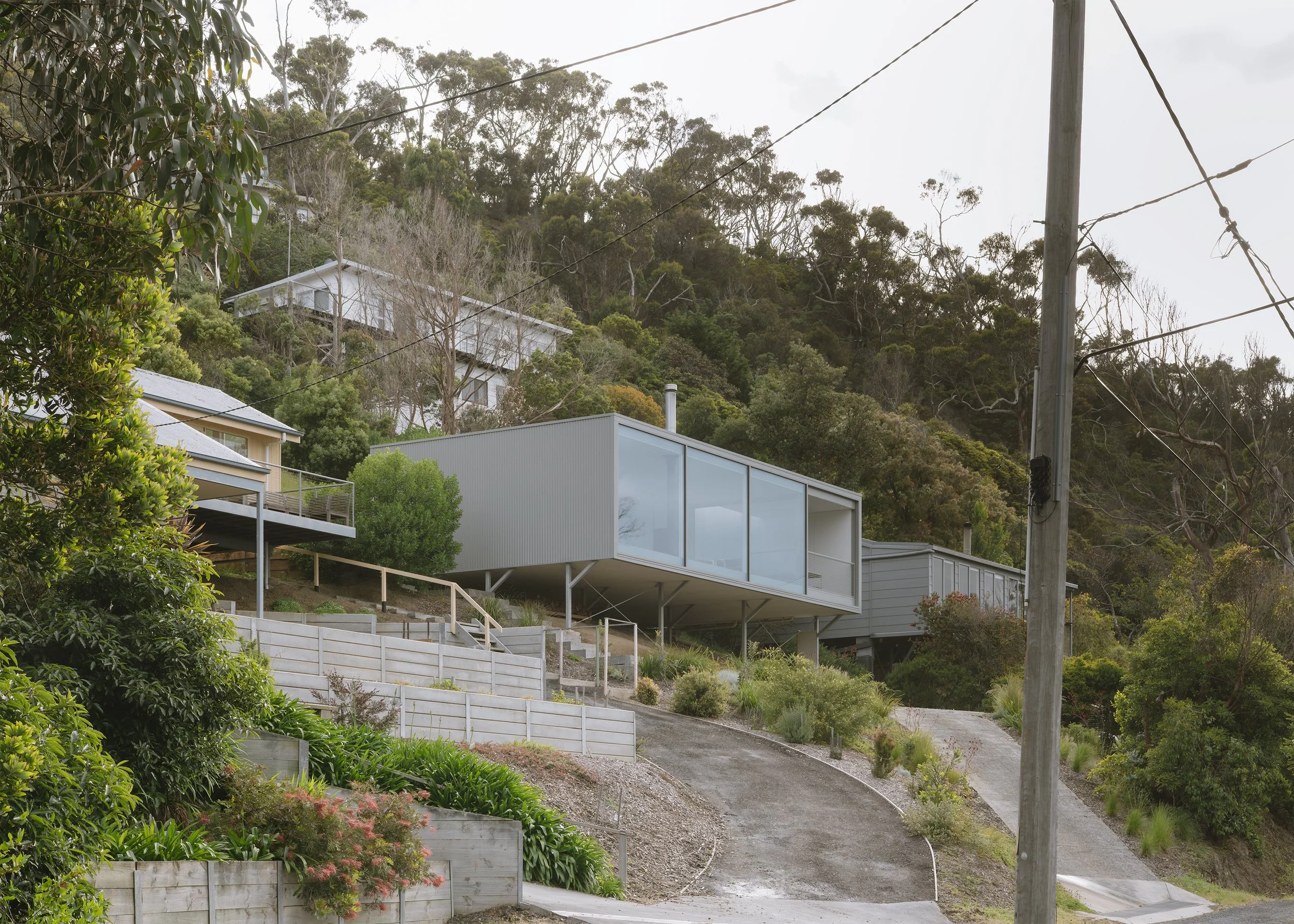 Small Coastal Family Retreat – Olive Street Cabin by MGAO — Simple Dwelling