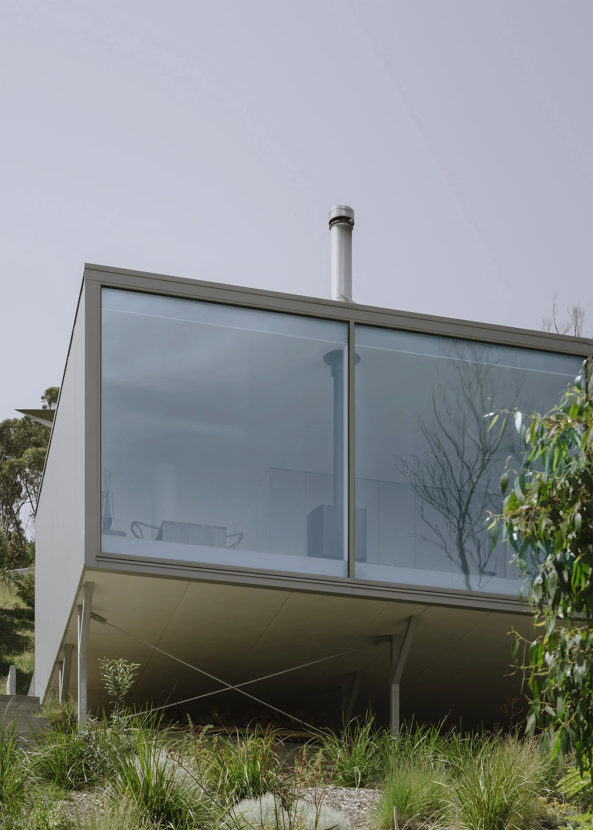 Small Coastal Family Retreat – Olive Street Cabin by MGAO — Simple Dwelling