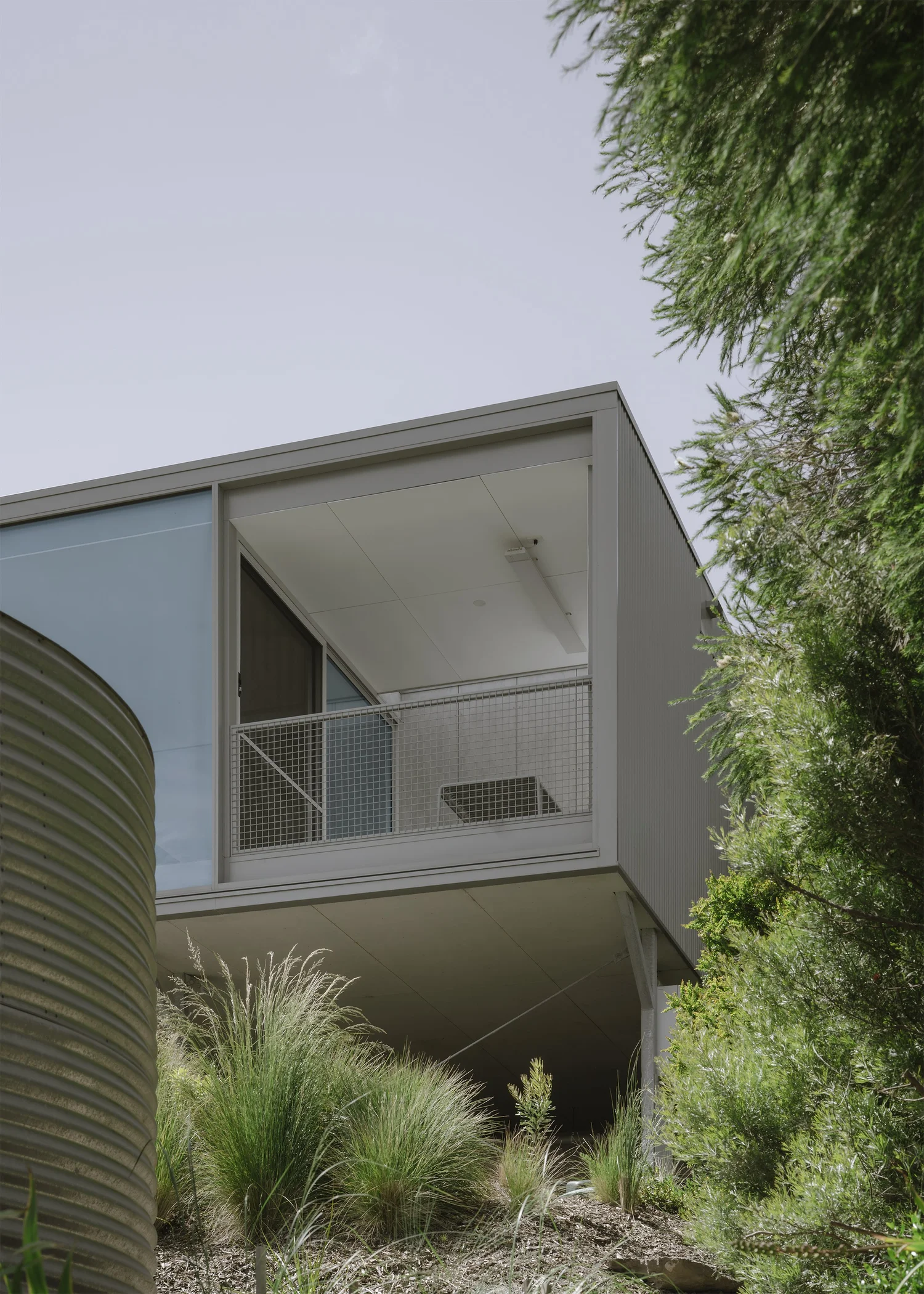 Small Coastal Family Retreat – Olive Street Cabin by MGAO — Simple Dwelling