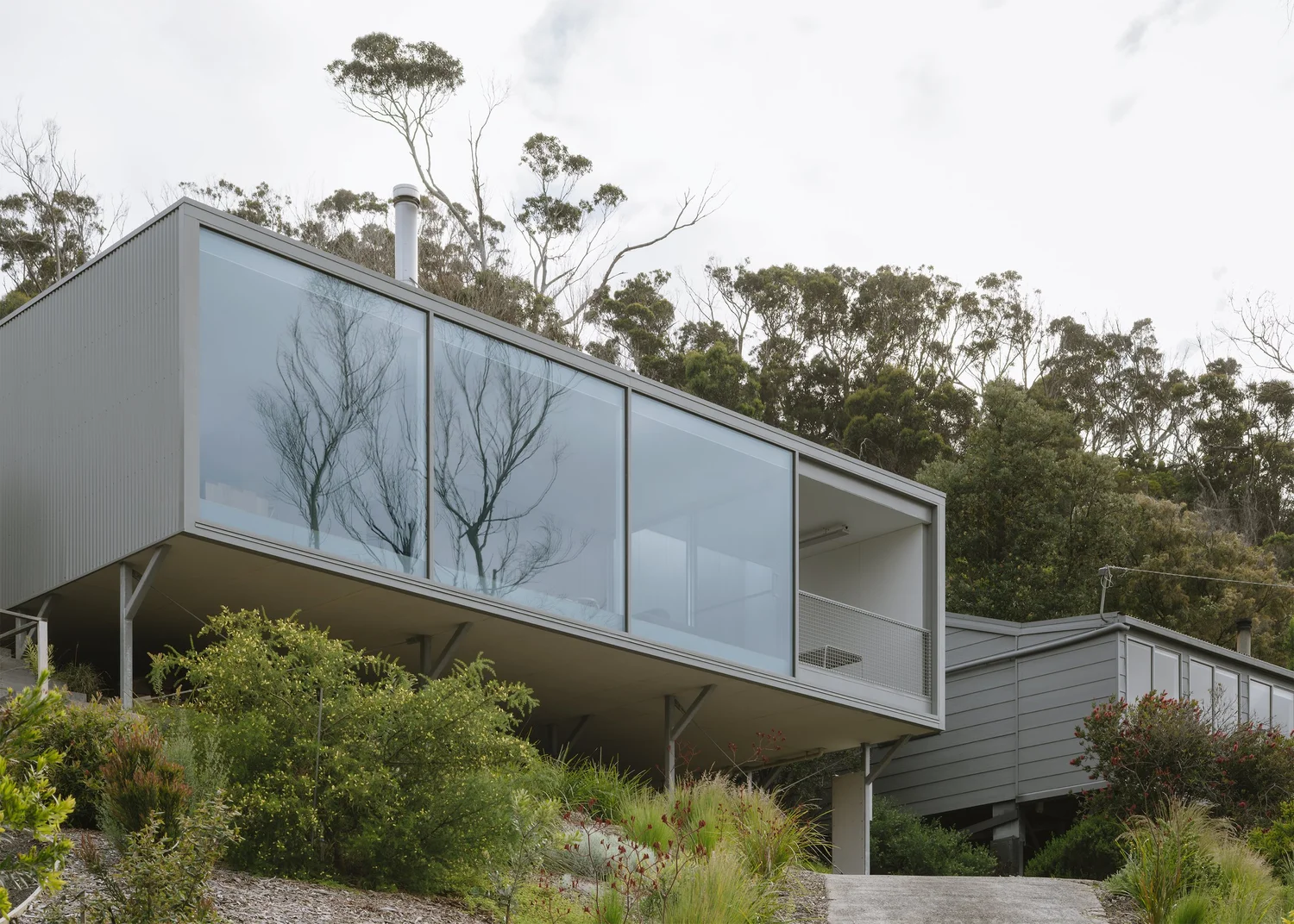 Small Coastal Family Retreat – Olive Street Cabin by MGAO — Simple Dwelling