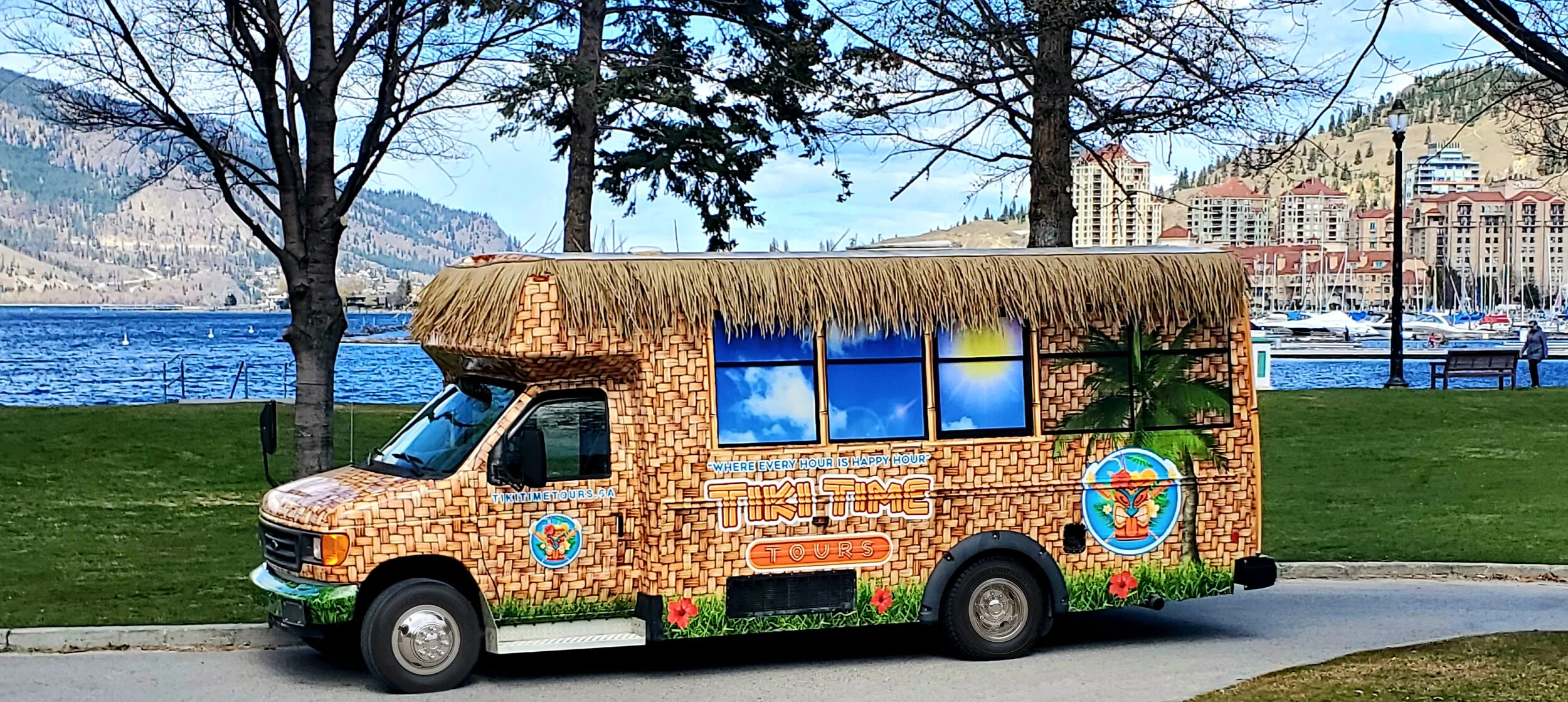 Pontoon Boat & Bus - Tastings & Cruising Tour — Tiki Time Tours