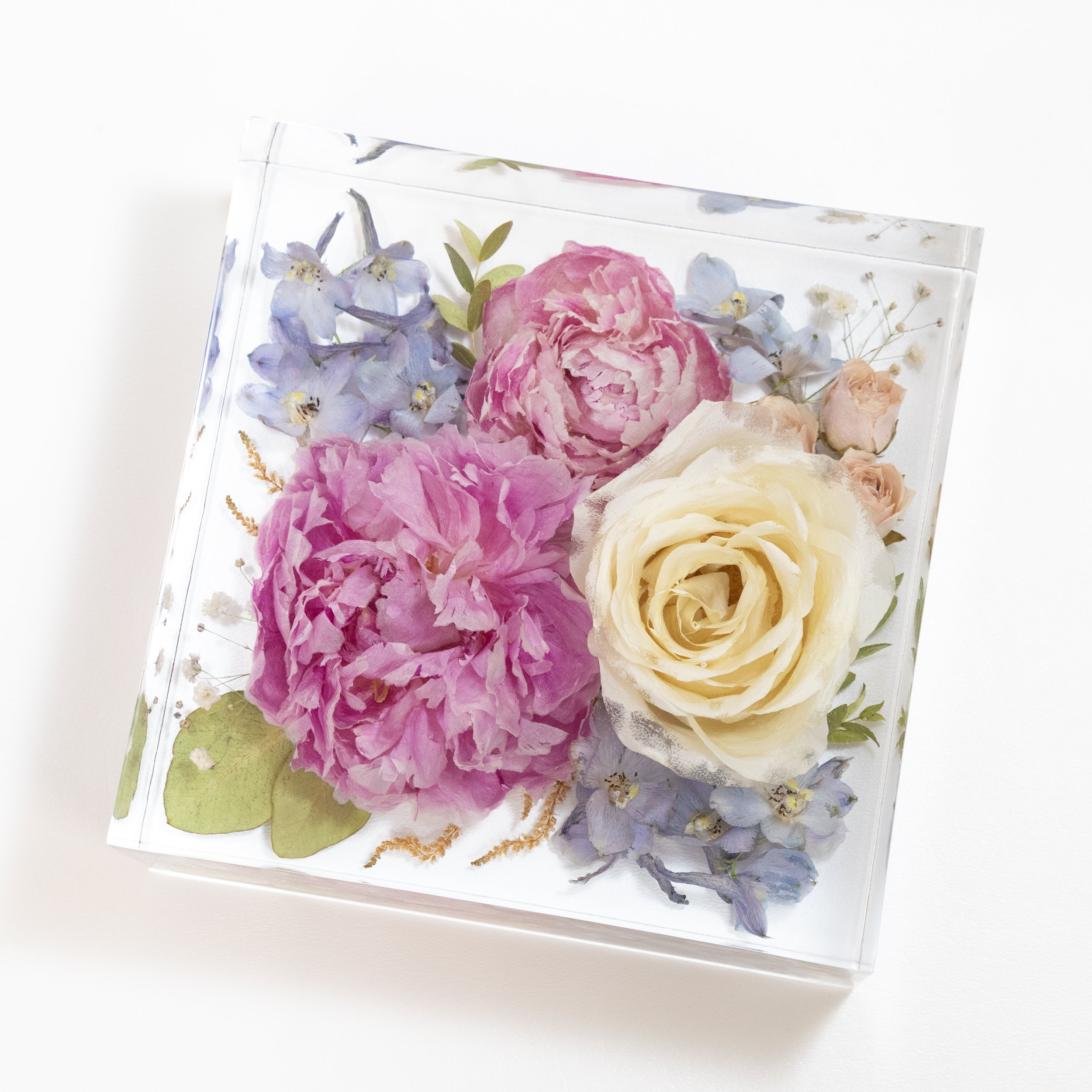 Elevated Round Tray Bouquet Artwork | Floral resin keepsakes — Honeybee ...