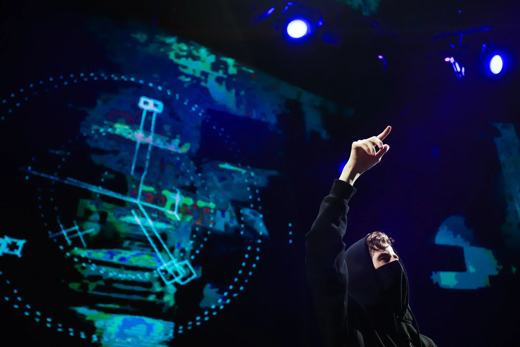 Khán giả cuồng nhiệt theo những màn trình diễn sôi động của Alan Walker ...