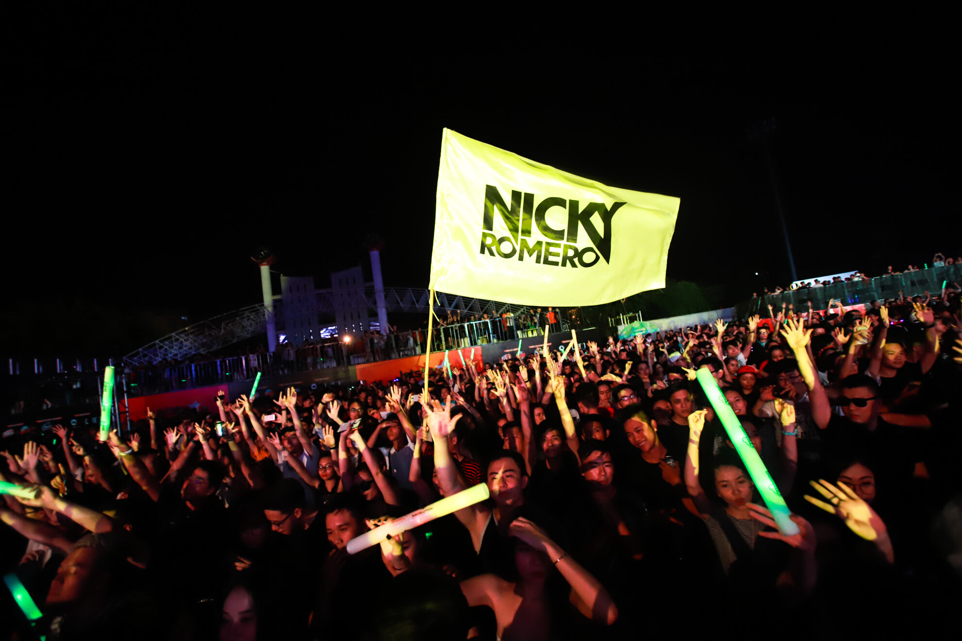 Khán giả cuồng nhiệt theo những màn trình diễn sôi động của Alan Walker ...