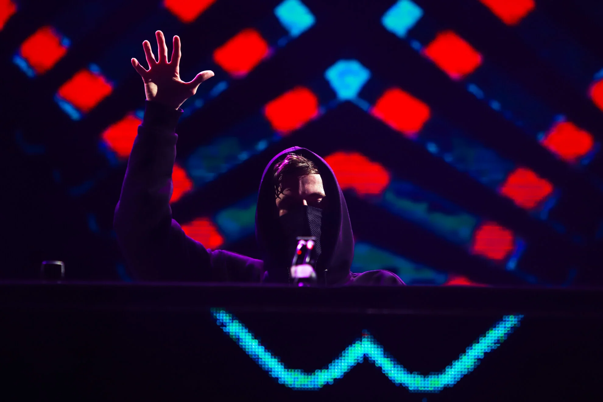 Khán giả cuồng nhiệt theo những màn trình diễn sôi động của Alan Walker ...