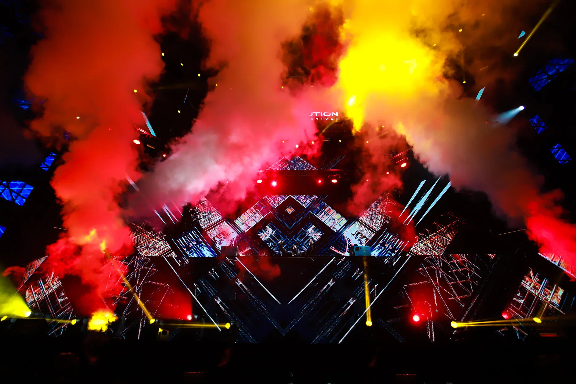 Khán giả cuồng nhiệt theo những màn trình diễn sôi động của Alan Walker ...