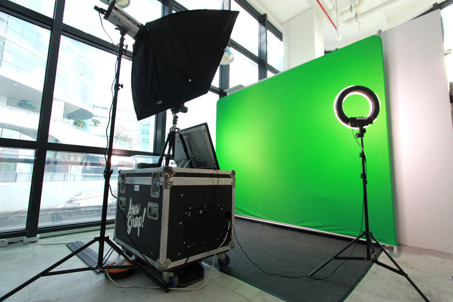 GREEN SCREEN | Photo Booth That Teleports