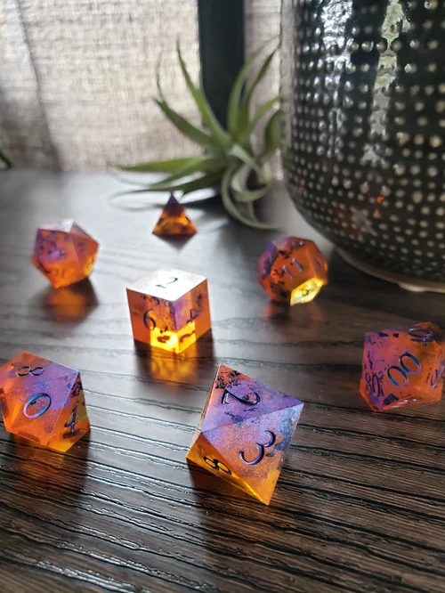 Love the crit number inking on this set so much : r/DungeonsAndDragons