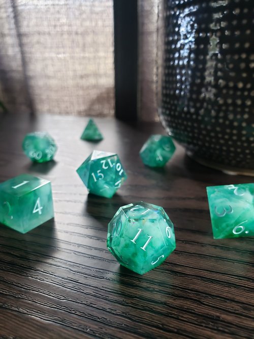 Love the crit number inking on this set so much : r/DungeonsAndDragons