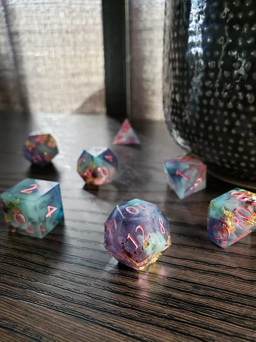 Love the crit number inking on this set so much : r/DungeonsAndDragons