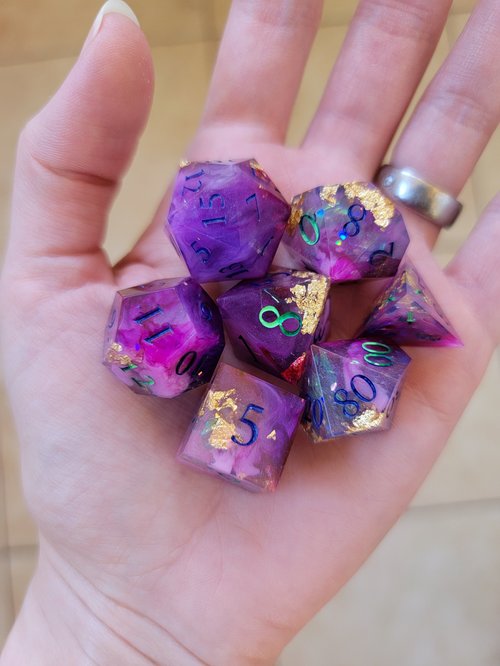 Love the crit number inking on this set so much : r/DungeonsAndDragons