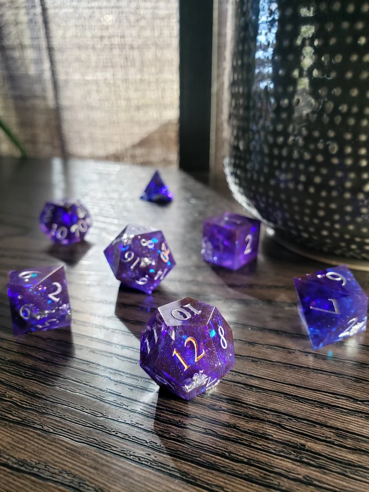 Love the crit number inking on this set so much : r/DungeonsAndDragons