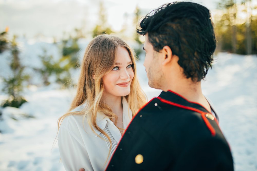 Jessica + Edgar Couple Photoshoot in the Snowy Washington Mountains ...