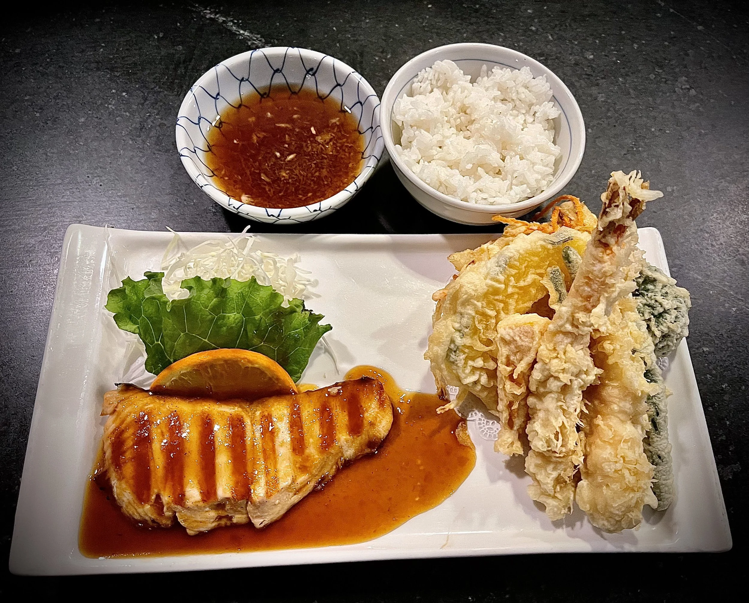 Sakura Restaurant & Bar