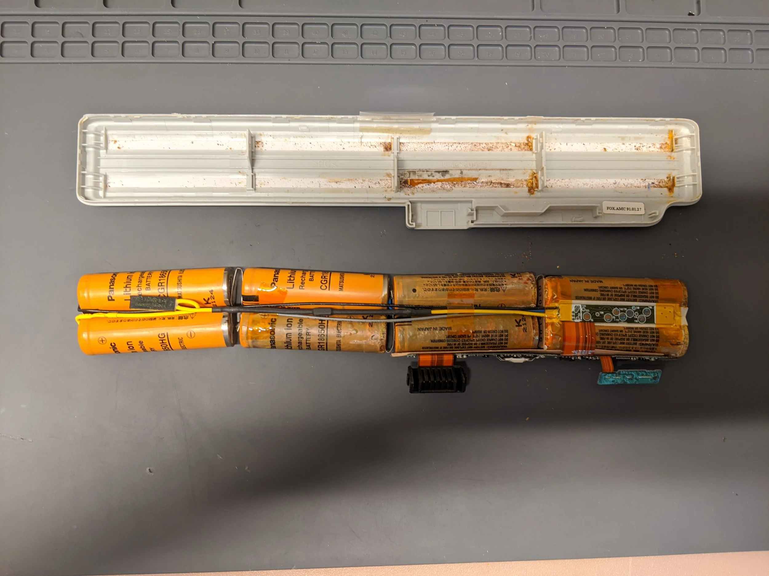 Rebuilding an iBook G3 Clamshell Battery Pack — David Green