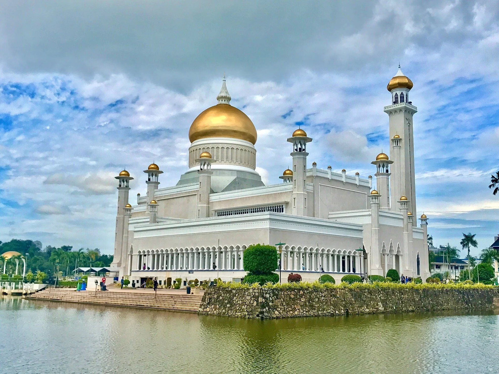 7 Marvelous Mosques To Visit In Brunei [Saifuddien, Bolkiah + Others ...