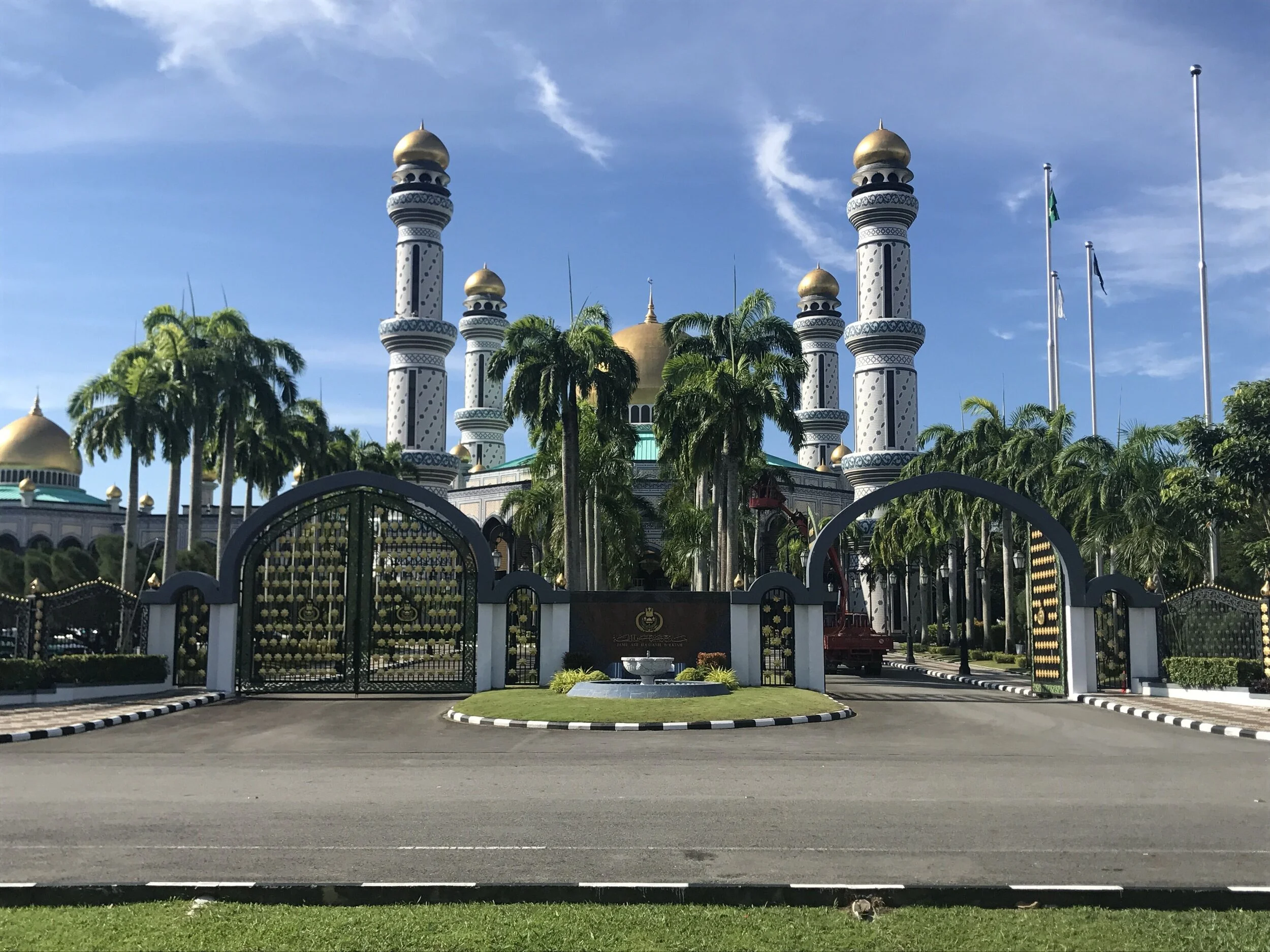 7 Marvelous Mosques To Visit In Brunei [Saifuddien, Bolkiah + Others ...