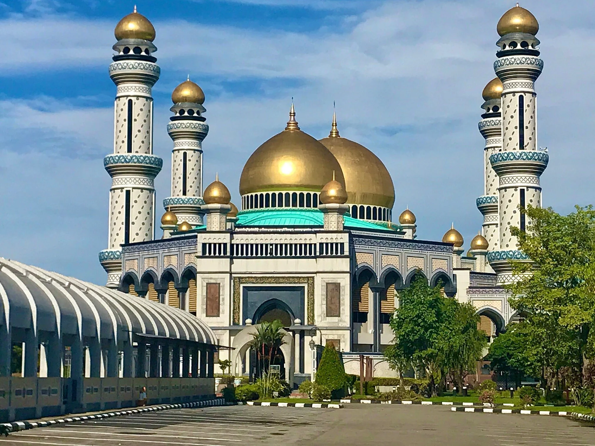 7 Marvelous Mosques To Visit In Brunei [Saifuddien, Bolkiah + Others ...