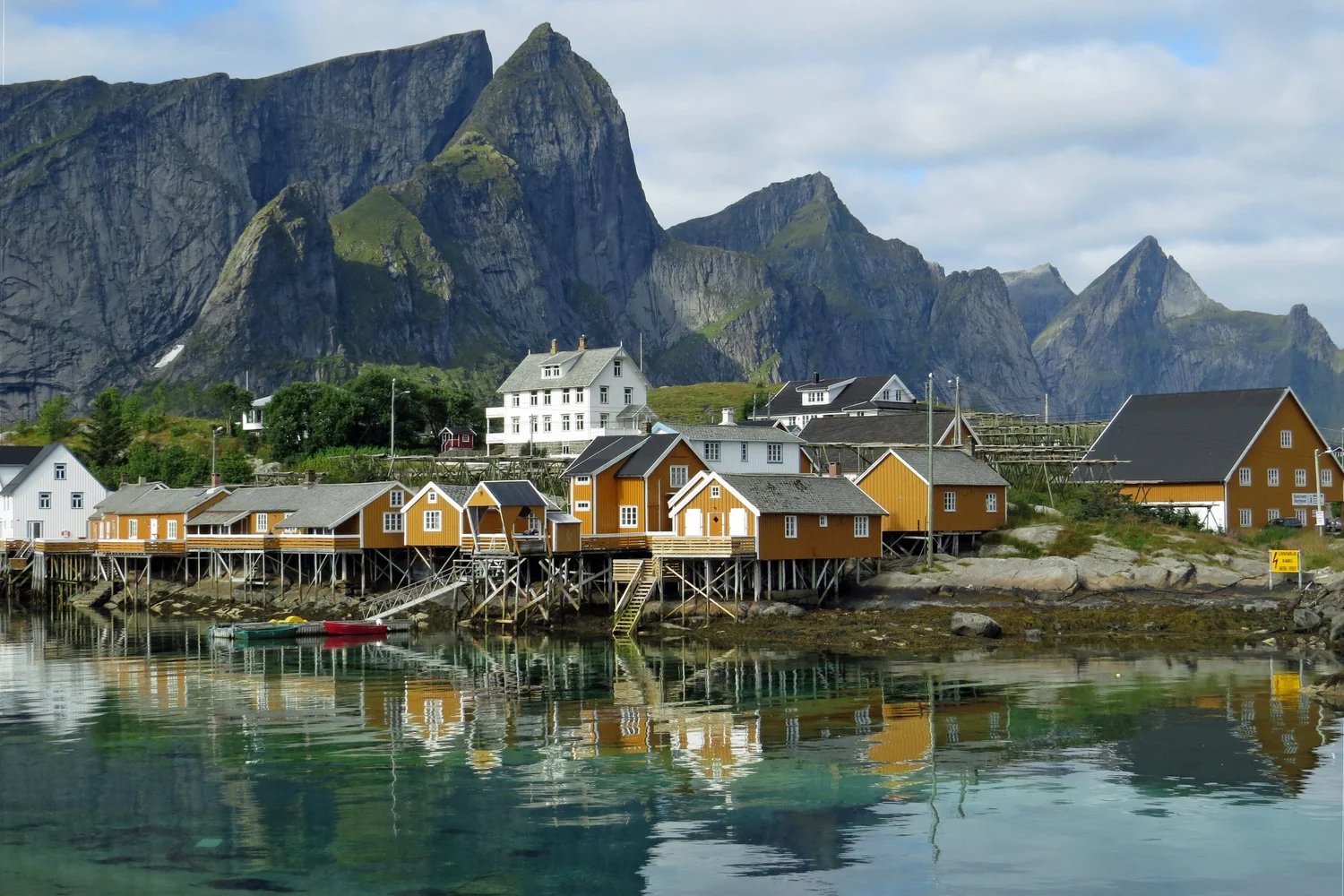 Guest Houses vs. Hotels Comparison [Atmosphere, Price, Safety ...