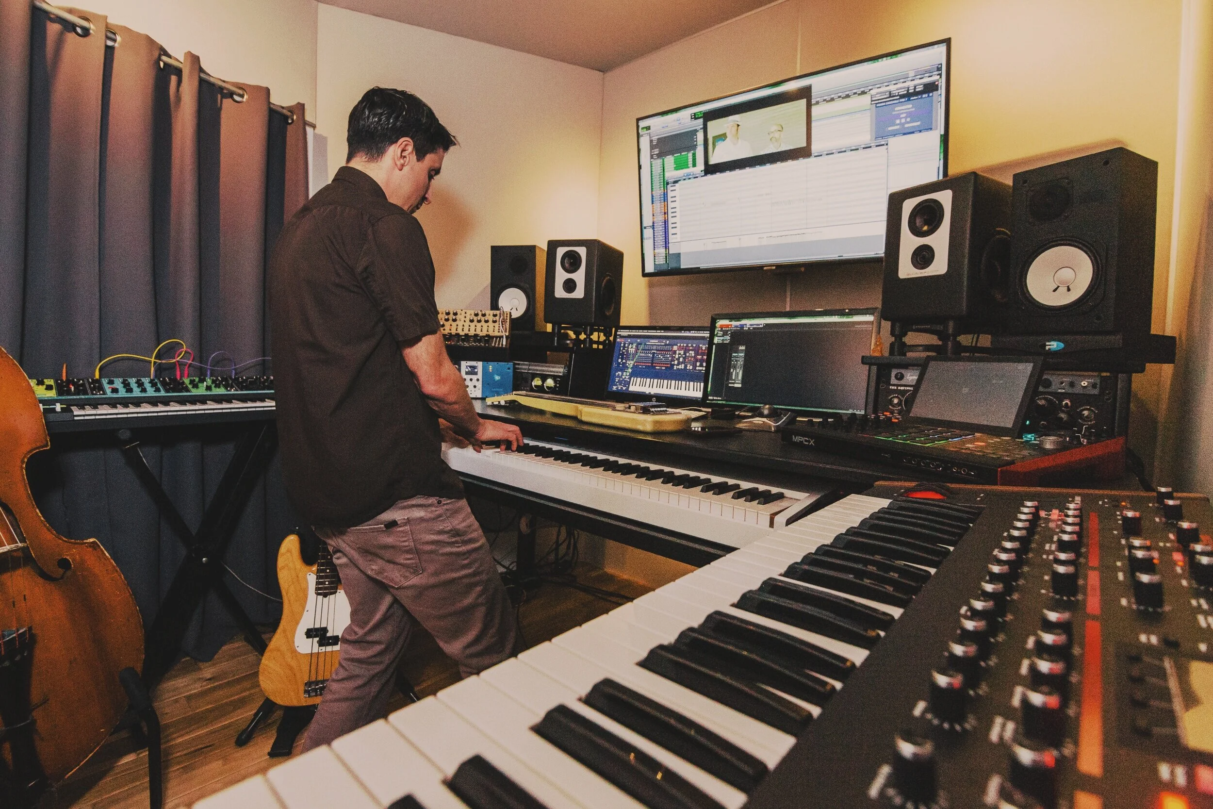 Music composer in Los Angeles: Composing Music for TV, Podcast & Theme