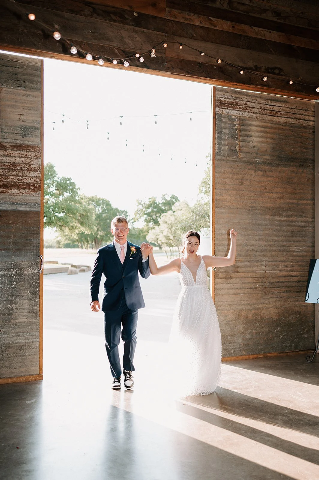 Colorful Summer Wedding at Sparrow Creek Ranch | Bright and Airy North ...