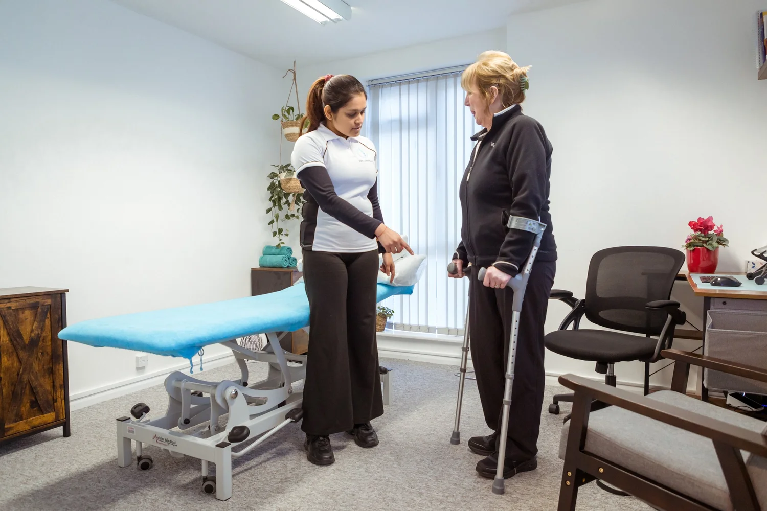 How can physio help after a knee fracture? - First Line Physio