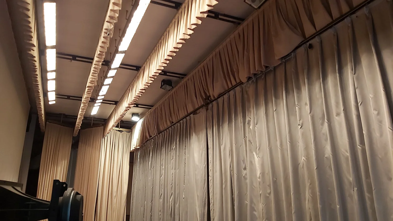 Rideau de scène : Fabrication et Réparation — L'Atelier Fournier