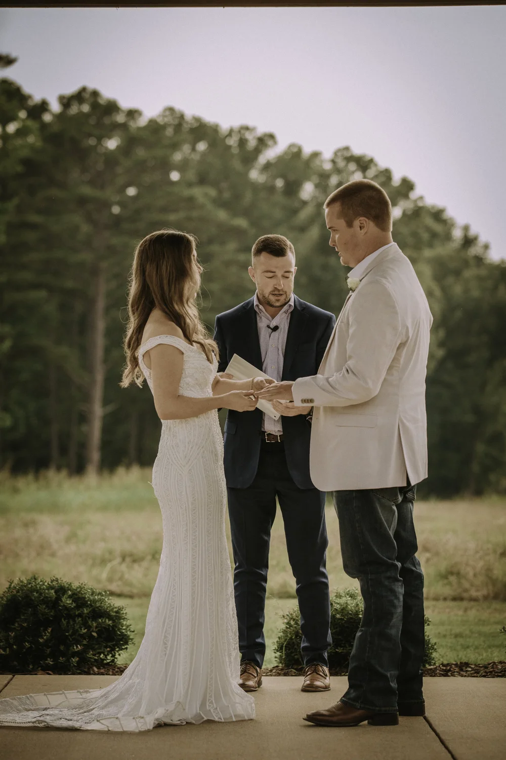 A Rustic Champagne Wedding in East Texas | Sunset Oaks Venue