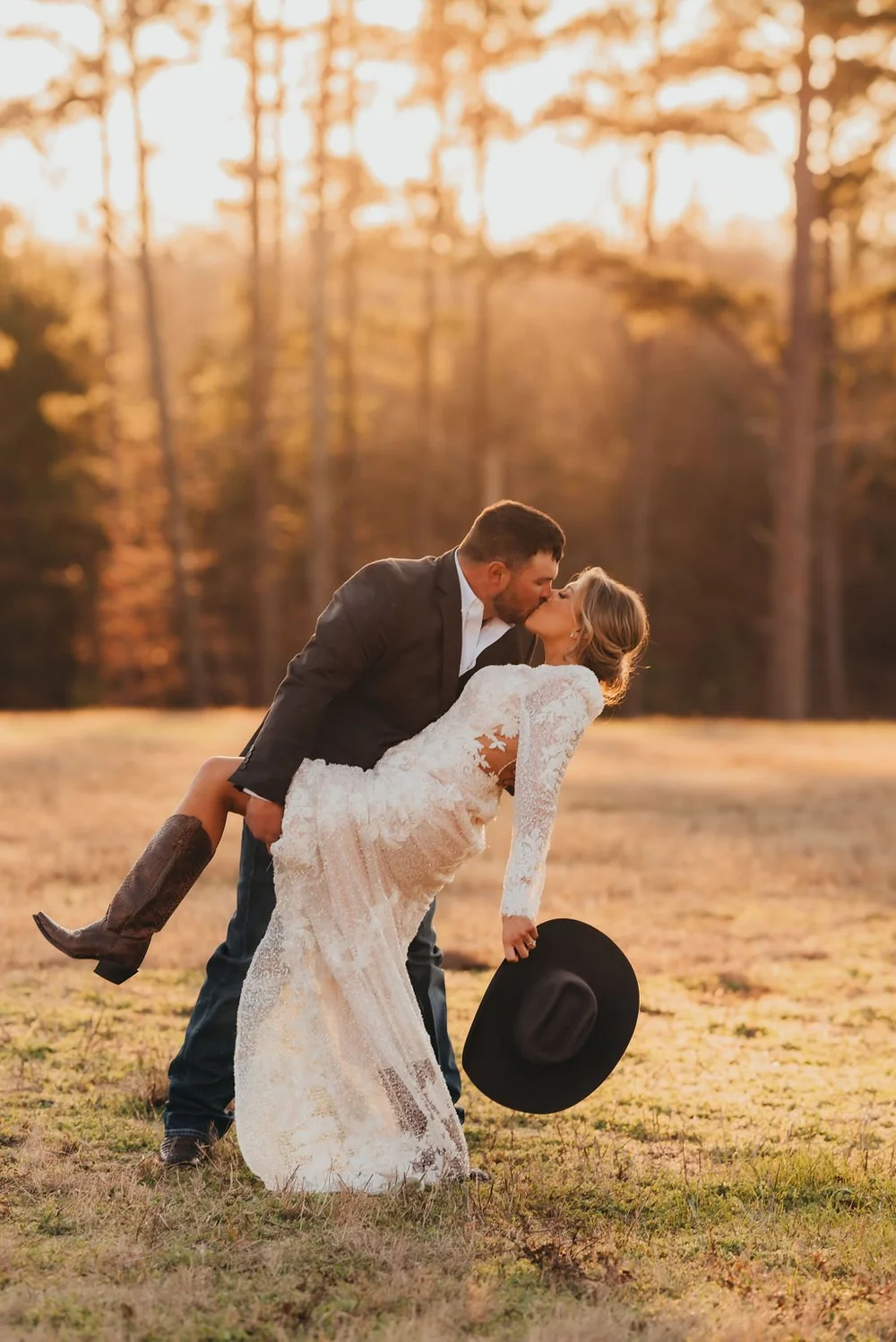 Modern Western Wedding Inspo | Sunset Oaks Venue