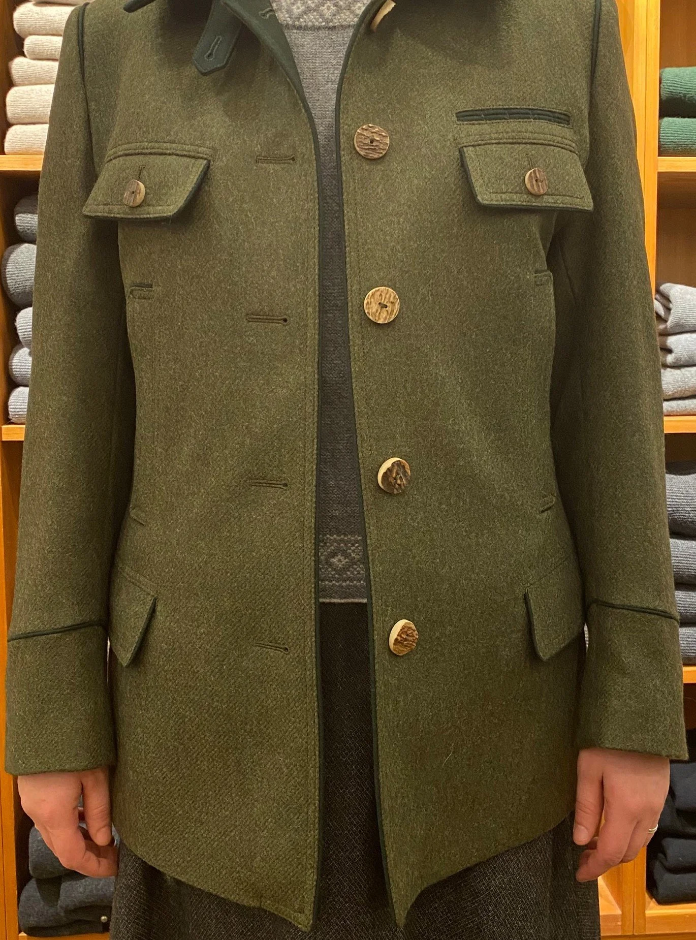 Zweireihige Damenjoppe aus Reiter-Loden — Karl Jäger