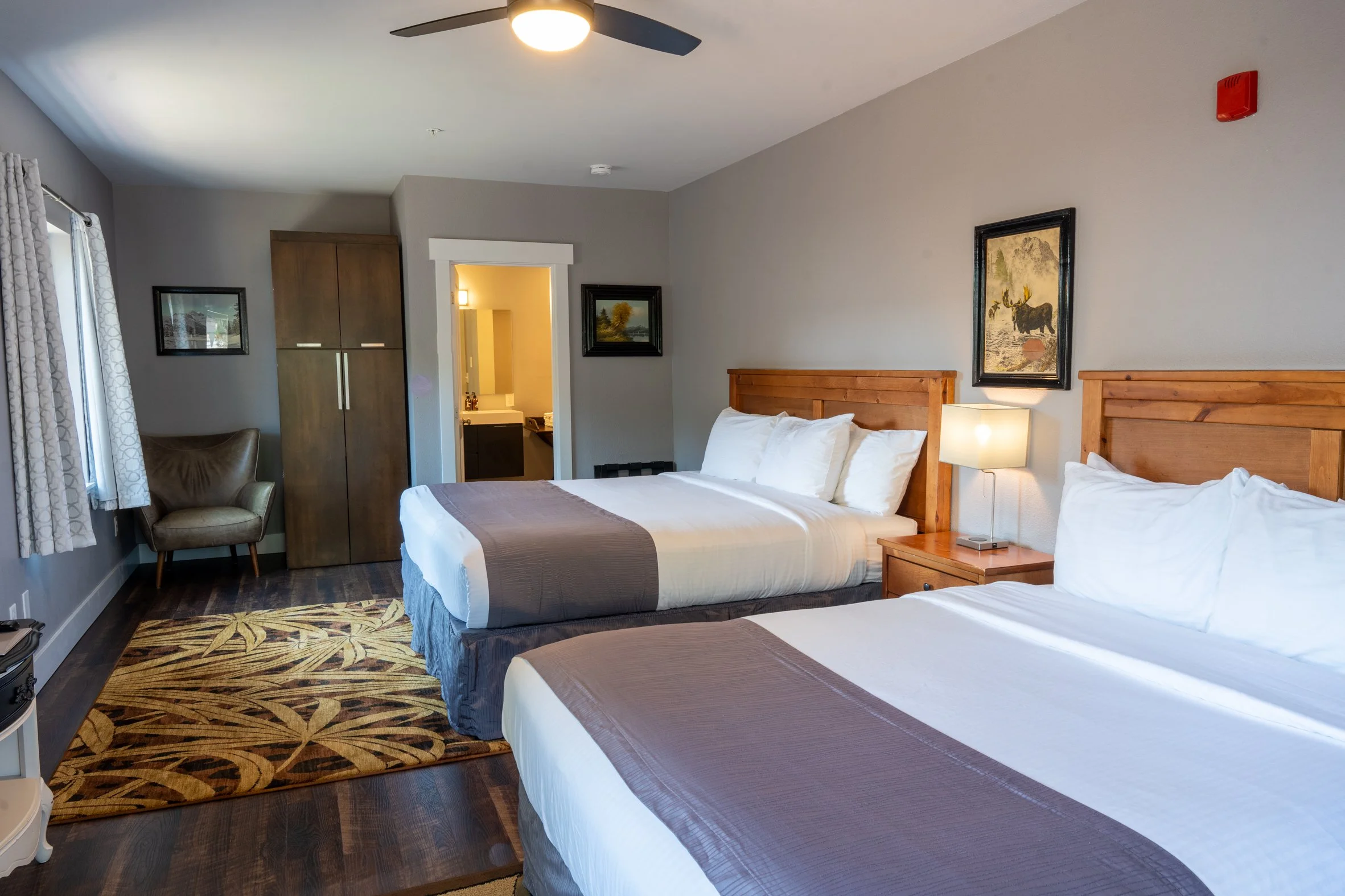 Standard & Deluxe Rooms — Blue Elk Inn