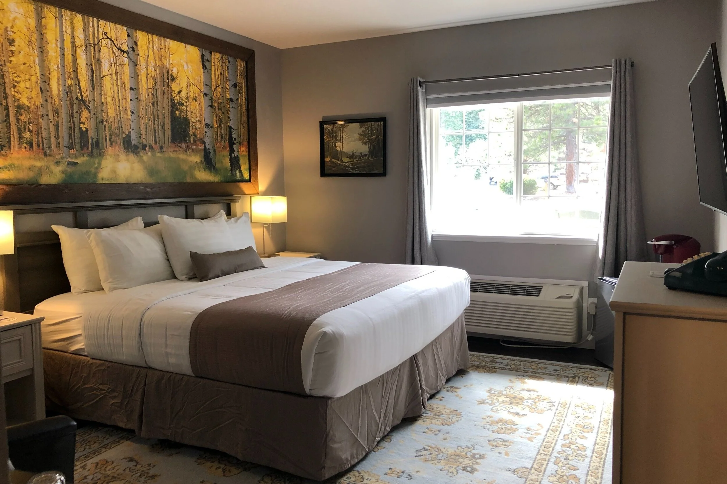 Standard & Deluxe Rooms — Blue Elk Inn