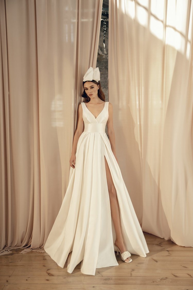 Romantic A-Line Wedding Gown with Tulle Skirt and Elegant Lace Shoulder ...