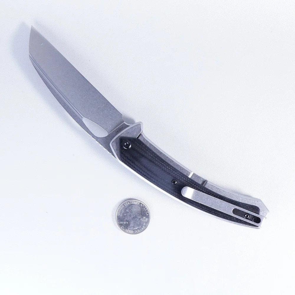 Ginunting style folding knife providing a downward blade angle without ...