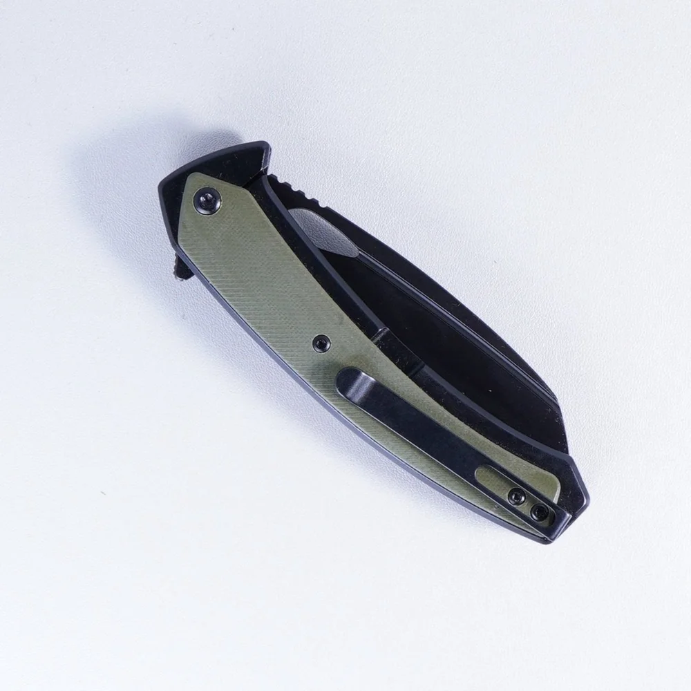 Ginunting style folding knife providing a downward blade angle without ...